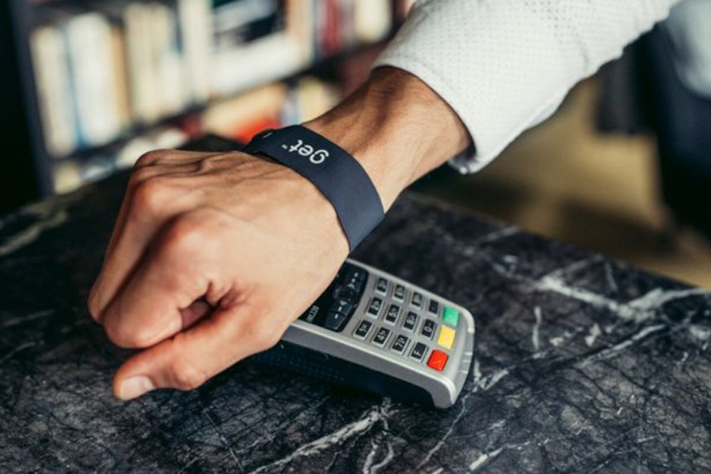 Payment bracelets interpret gestures and use biometric data - Weartech ...